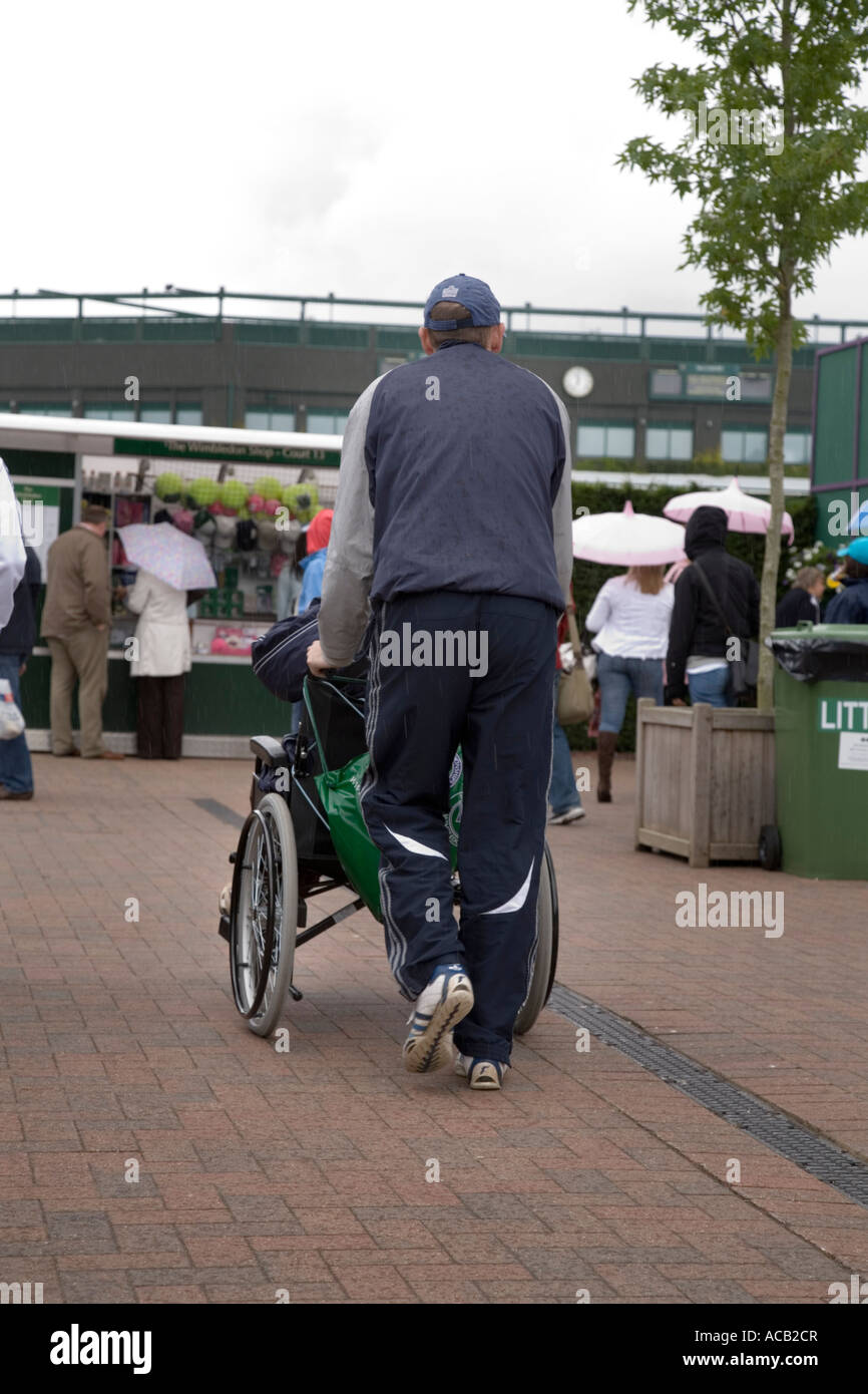 Rollstuhl wird geschoben -Fotos und -Bildmaterial in hoher Auflösung ...