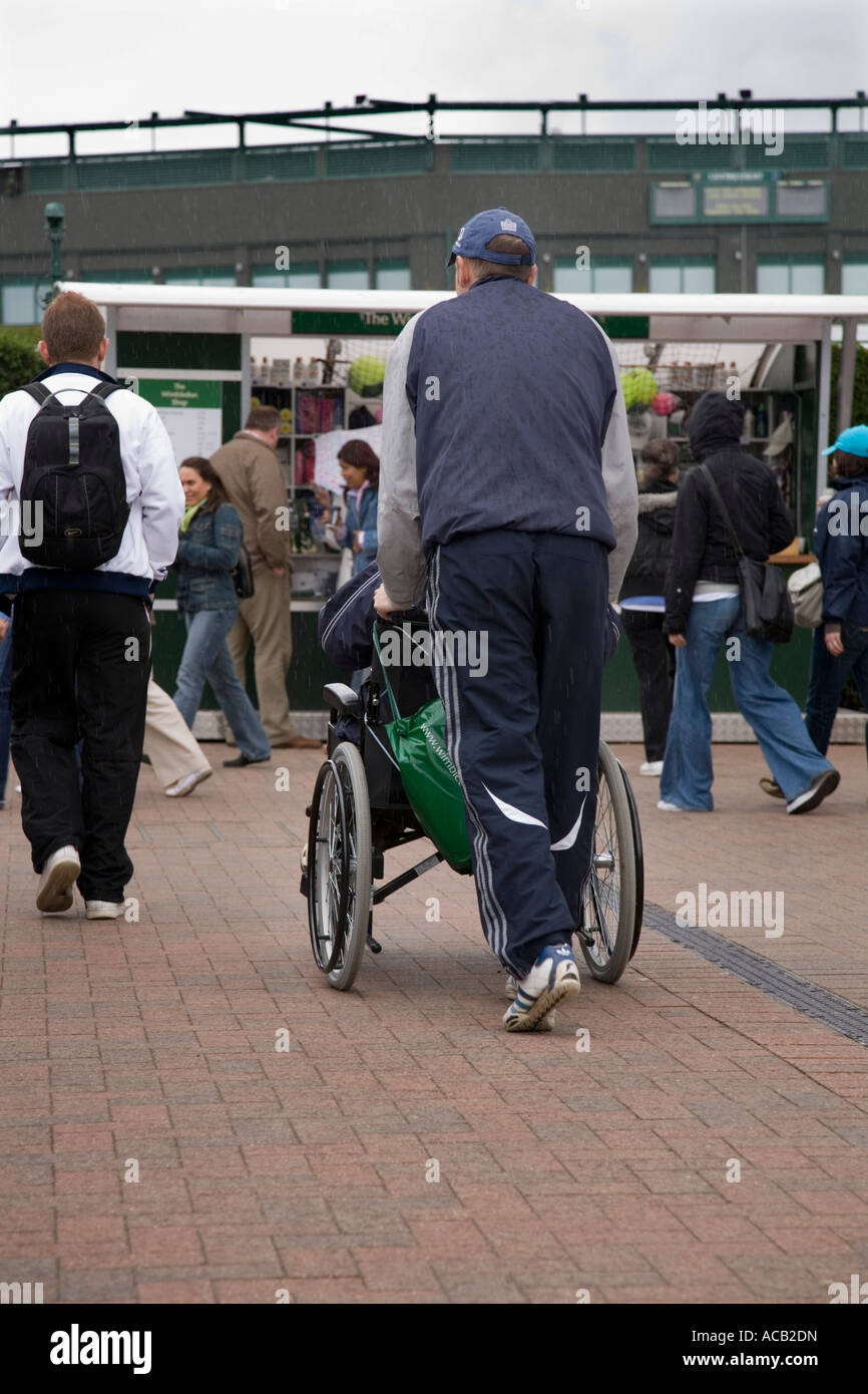 Menschen helfen rollstuhlfahrer -Fotos und -Bildmaterial in hoher ...