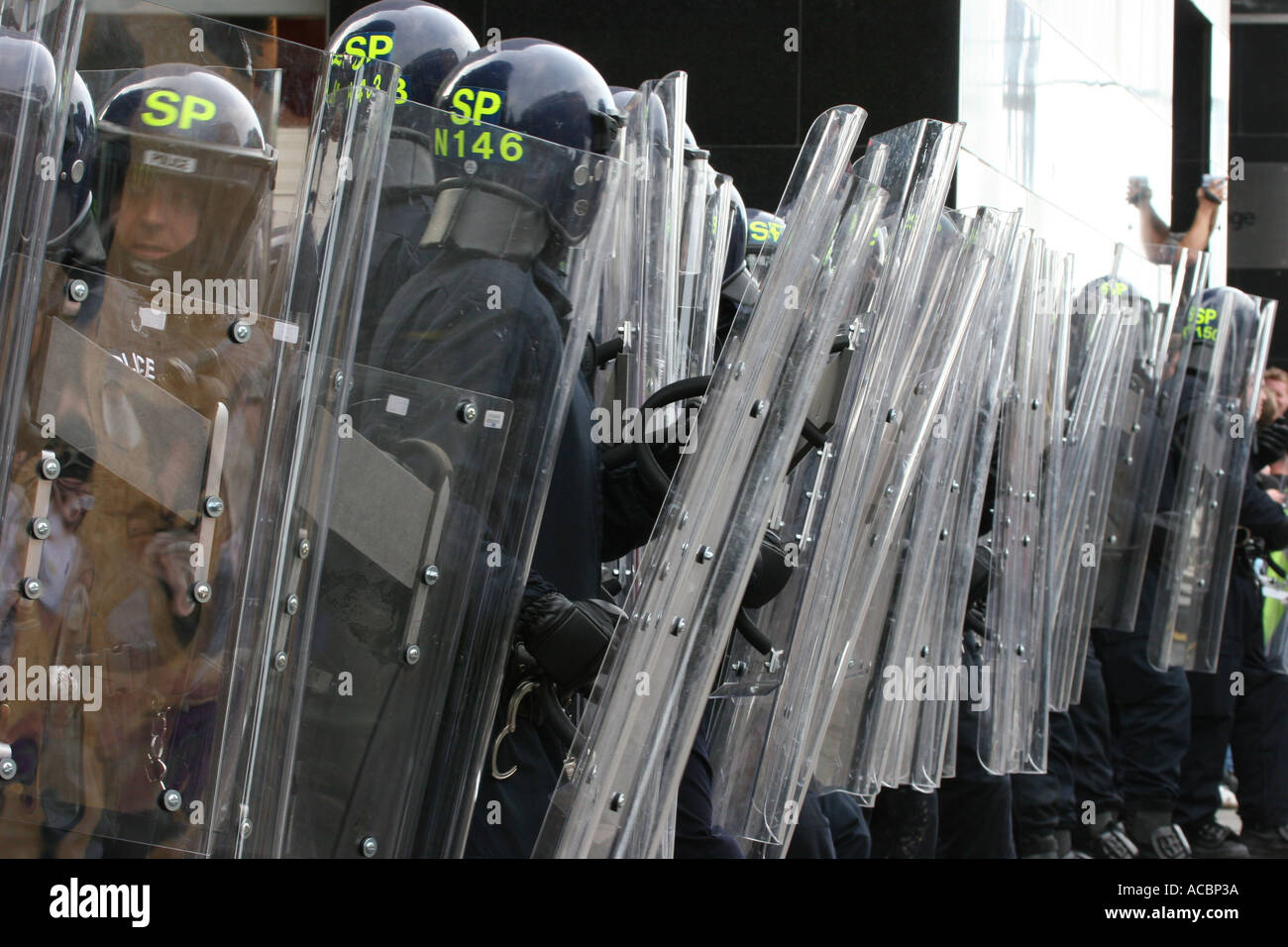 Riot shields -Fotos und -Bildmaterial in hoher Auflösung – Alamy