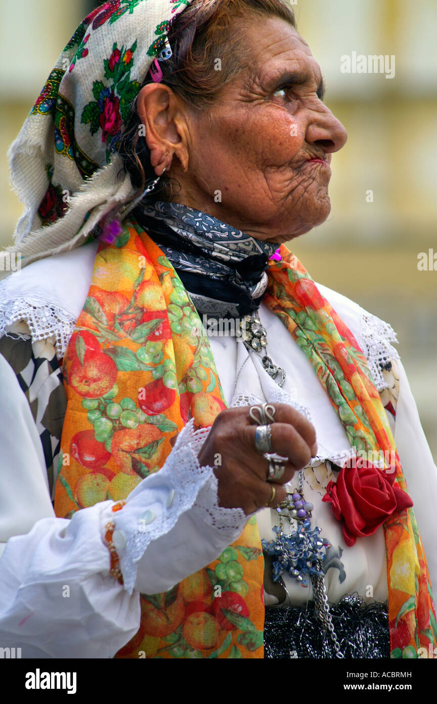 Old Gypsy Woman In Traditional Stockfotos und -bilder Kaufen - Alamy