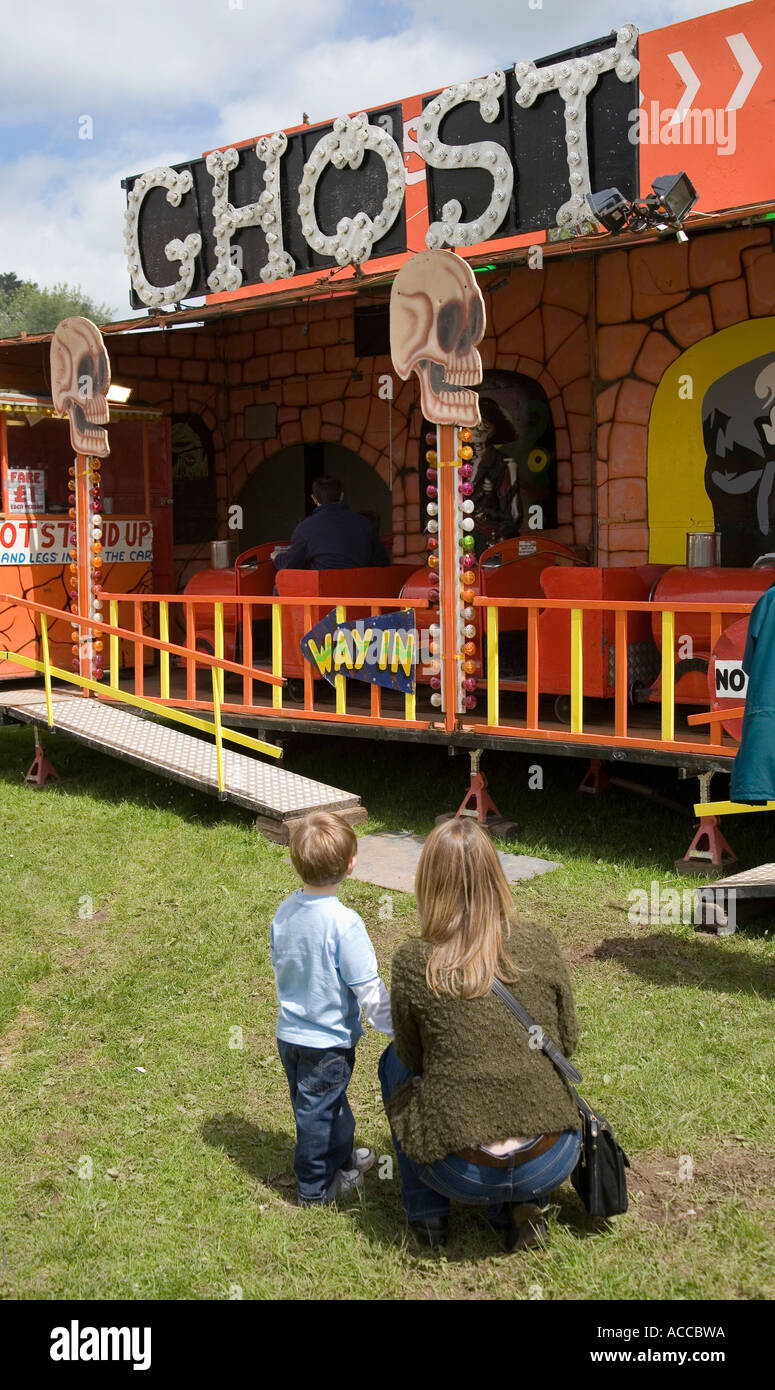 Fun fair ghost train -Fotos und -Bildmaterial in hoher Auflösung – Alamy