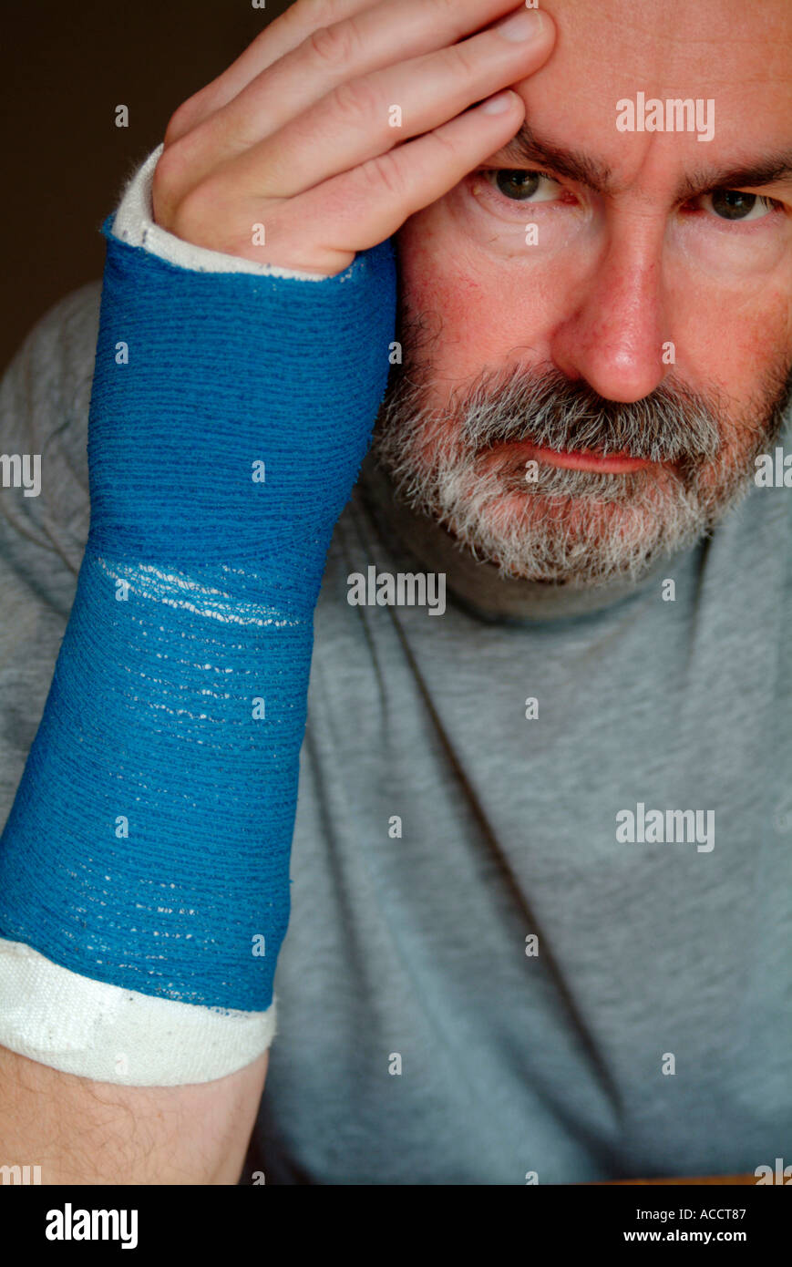 Broken arm with a cast on -Fotos und -Bildmaterial in hoher Auflösung ...
