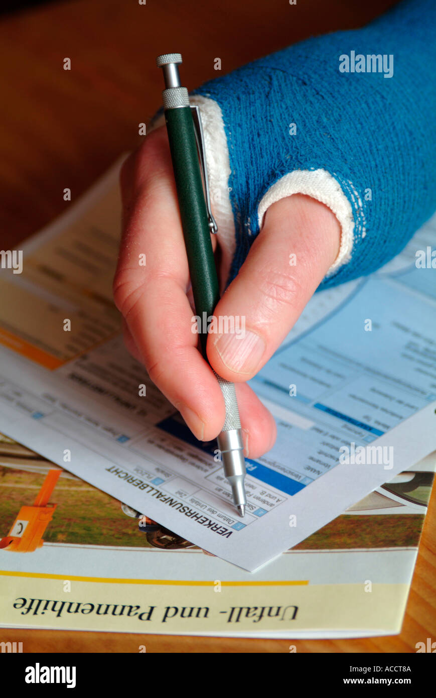 Gips verband schreiben -Fotos und -Bildmaterial in hoher Auflösung – Alamy