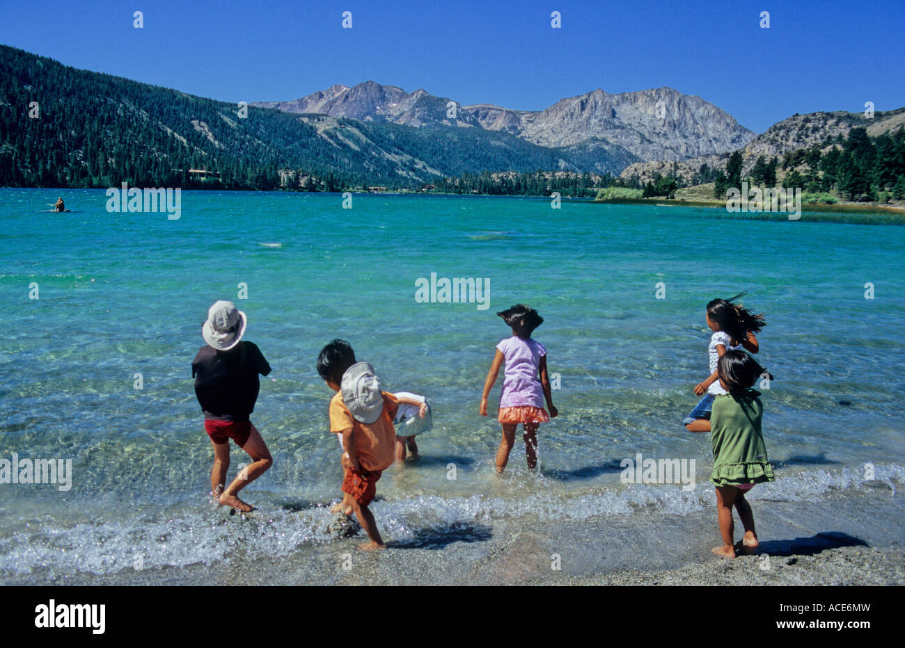 Plantschende kinder -Fotos und -Bildmaterial in hoher Auflösung – Alamy