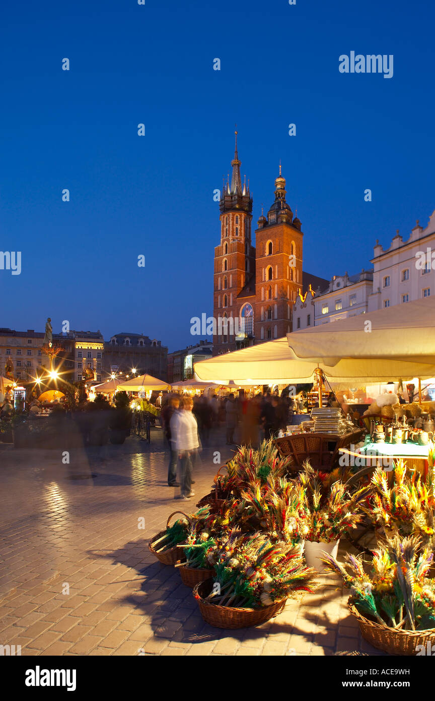 Main Market Square Rynek Glowny mit der Kirche St. Mary darüber hinaus in der Abenddämmerung ...