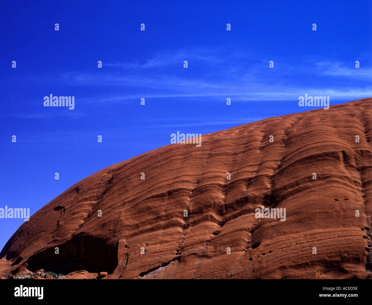 Tourists climb uluru ayers rock -Fotos und -Bildmaterial in hoher ...