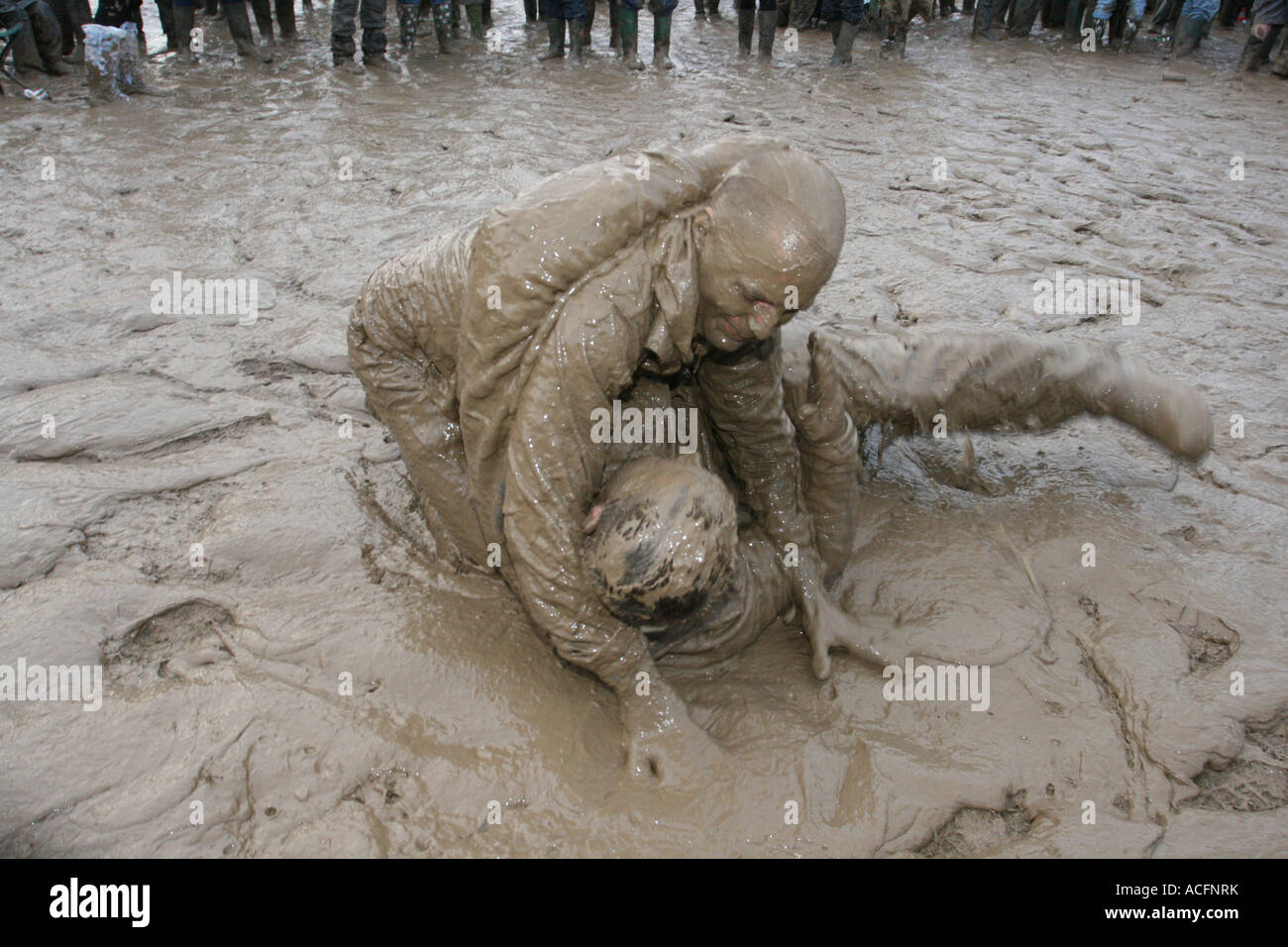 Schlamm-Wrestler auf dem Glastonbury Festival 2007 Stockfotografie - Alamy