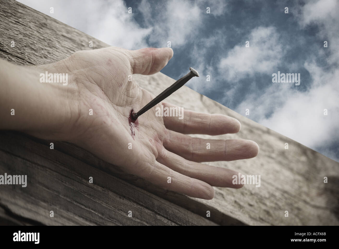 Am kreuz nageln -Fotos und -Bildmaterial in hoher Auflösung – Alamy