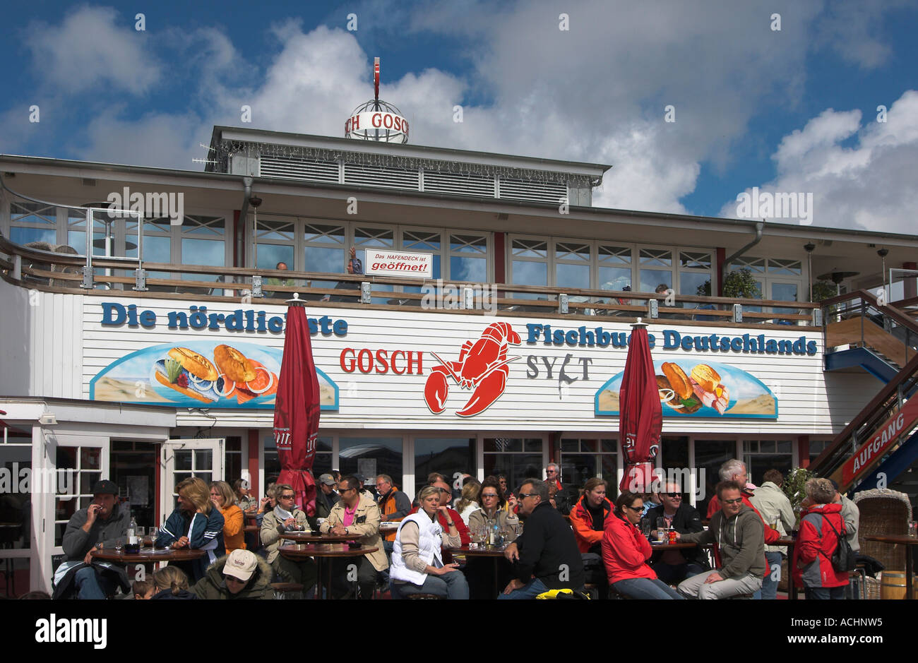 Touristen vor Sea Food Restaurant Gosch in Liste, Sylt, Schleswig ...