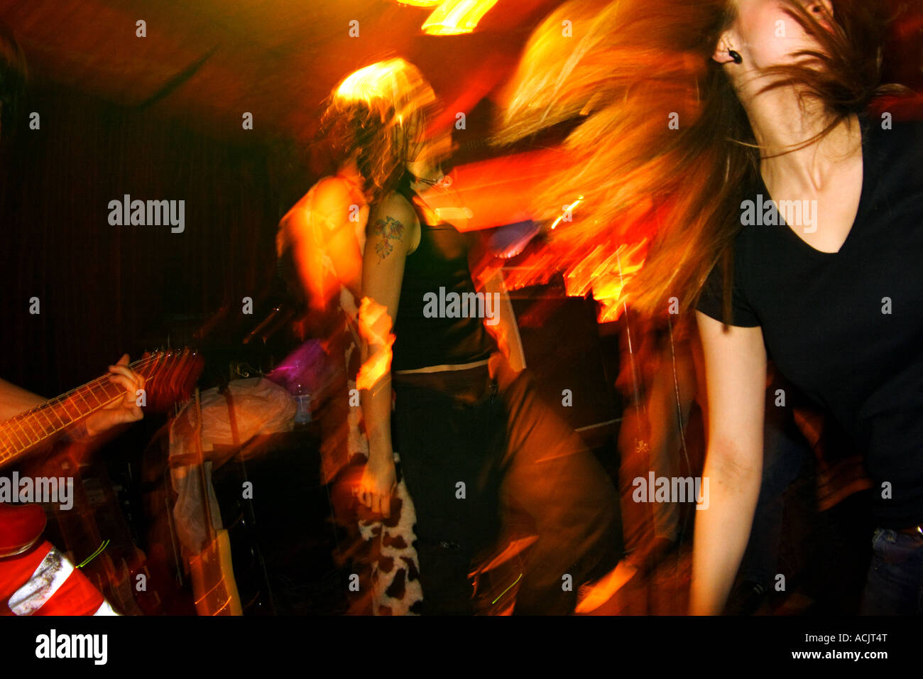 Wild tanzen -Fotos und -Bildmaterial in hoher Auflösung – Alamy