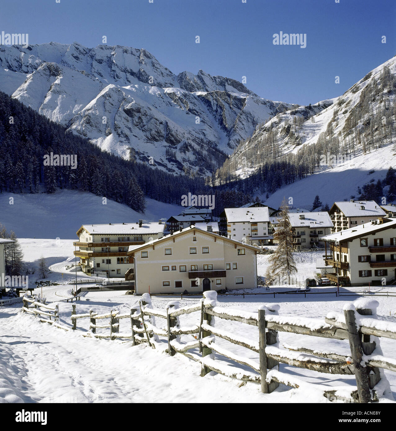 Blick richtung dorf und samnaungebirge -Fotos und -Bildmaterial in ...