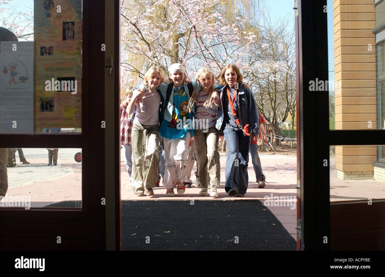 Girls going to school -Fotos und -Bildmaterial in hoher Auflösung – Alamy