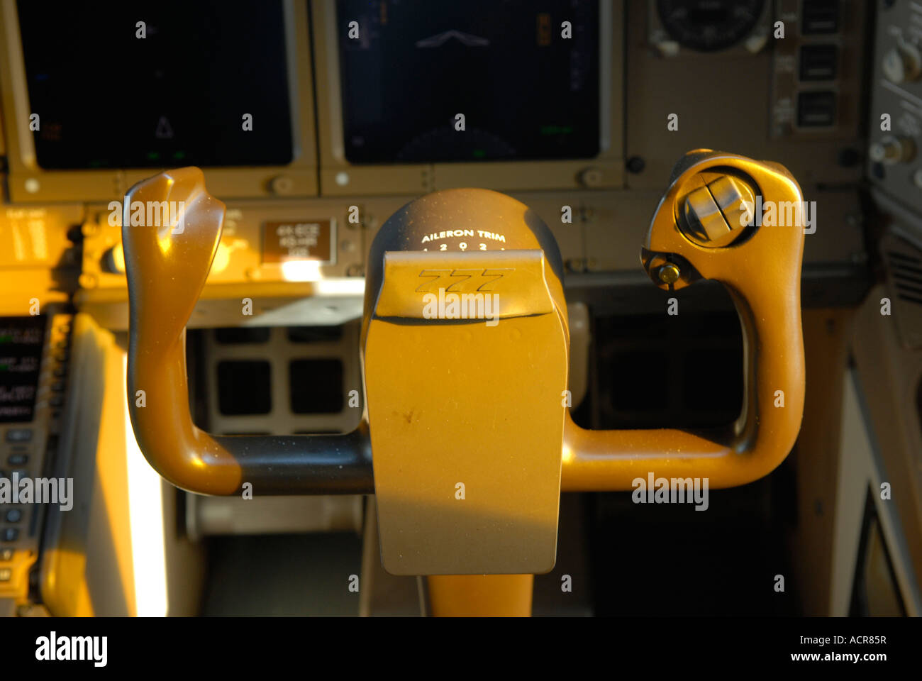 Boeing 777 cockpit interior flight -Fotos und -Bildmaterial in hoher ...