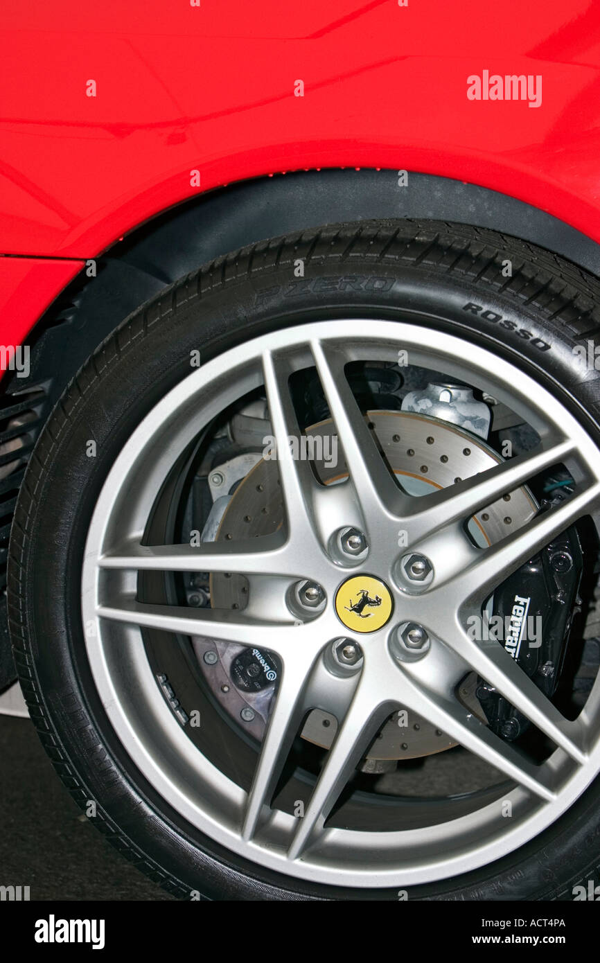 Red ferrari wheel -Fotos und -Bildmaterial in hoher Auflösung – Alamy