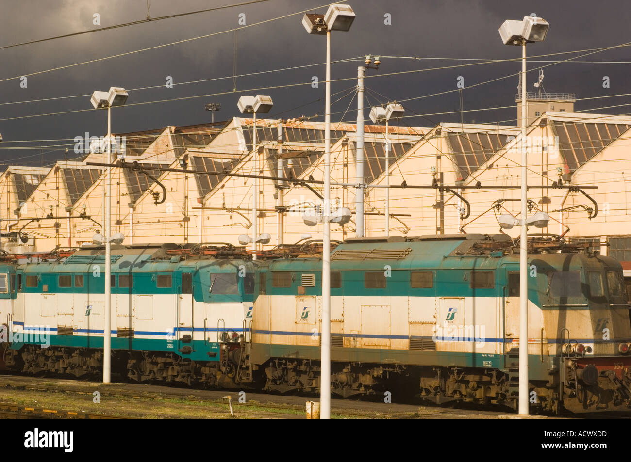 Trenitalia Zug auf einer Strecke in Italien Messina in Sizilien ...