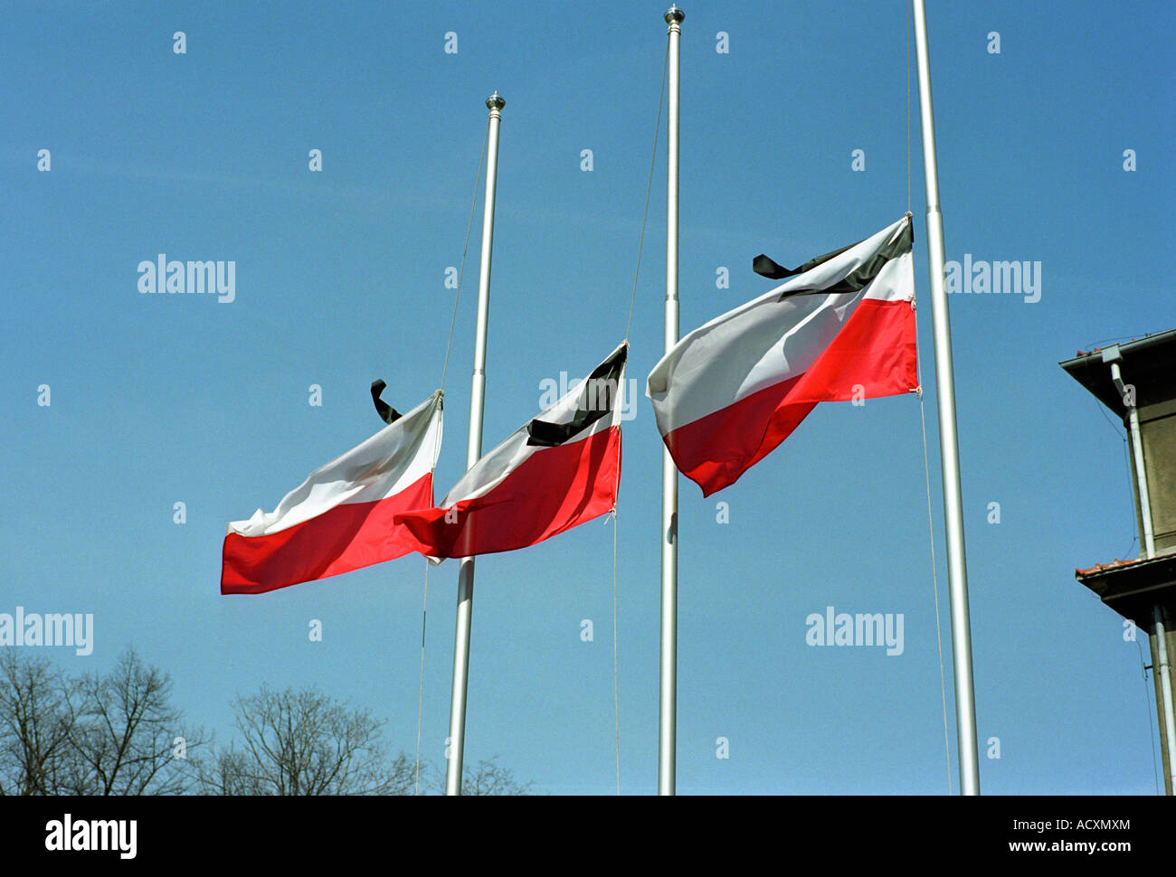 Halbmast flaggen -Fotos und -Bildmaterial in hoher Auflösung – Alamy