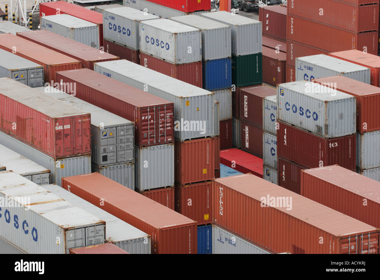 Container-Stapel von 40 und 20 Fuß-Boxen im Containerterminal am Kwai ...