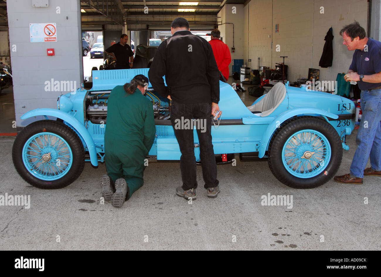 Historische Rennwagen Bugatti in den Gruben in Silverstone ...