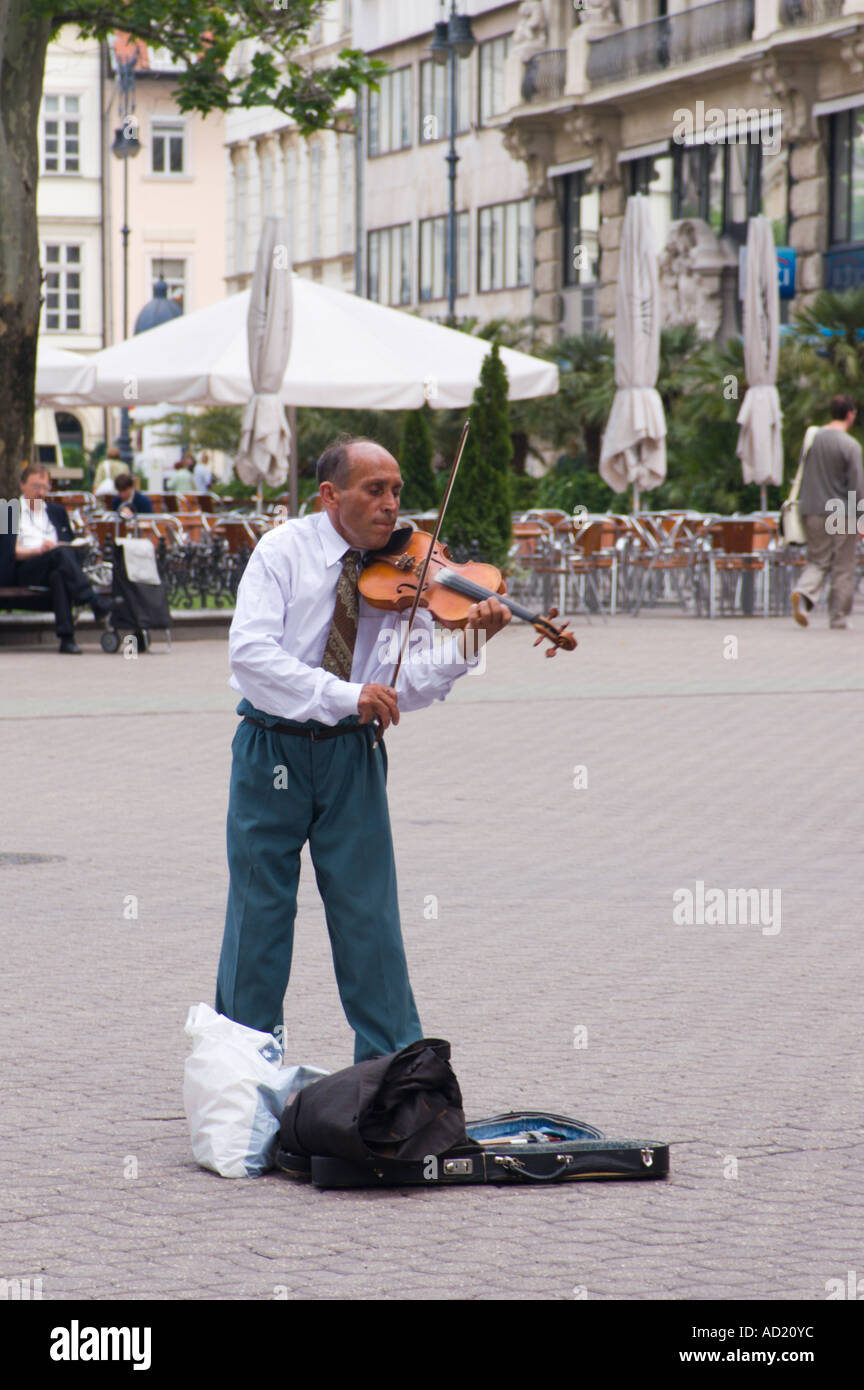 Gypsy with violin -Fotos und -Bildmaterial in hoher Auflösung – Alamy
