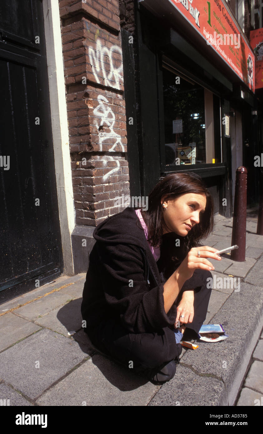 Woman smoking outside cafe -Fotos und -Bildmaterial in hoher Auflösung ...