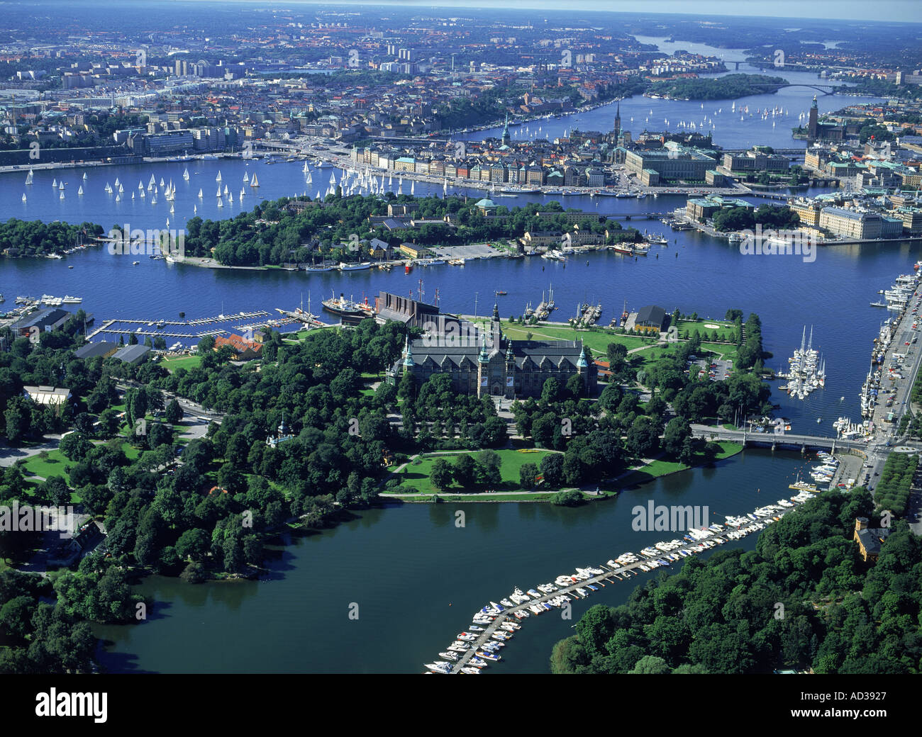 Blick auf üppig grünen Inseln von Stockholm im Sommer aus der Luft ...