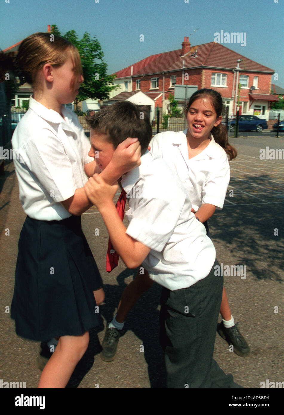 Girls bullying a boy -Fotos und -Bildmaterial in hoher Auflösung – Alamy