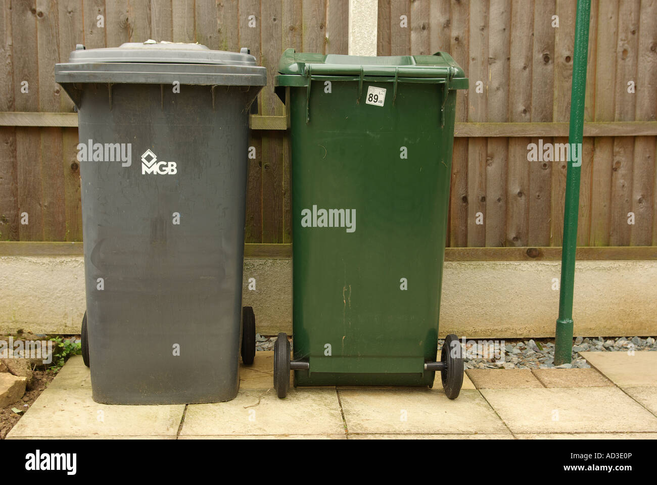 Mülltonnen und mülltonnen -Fotos und -Bildmaterial in hoher Auflösung ...