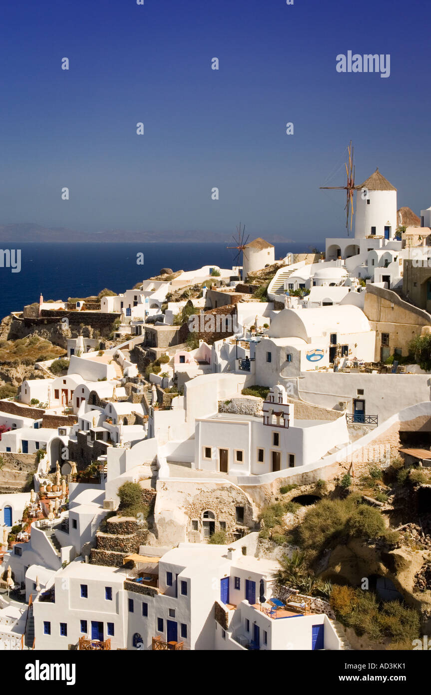 Blick über die Stadt Oia auf der Insel Santorin oder Thira in Griechenland Europa ...