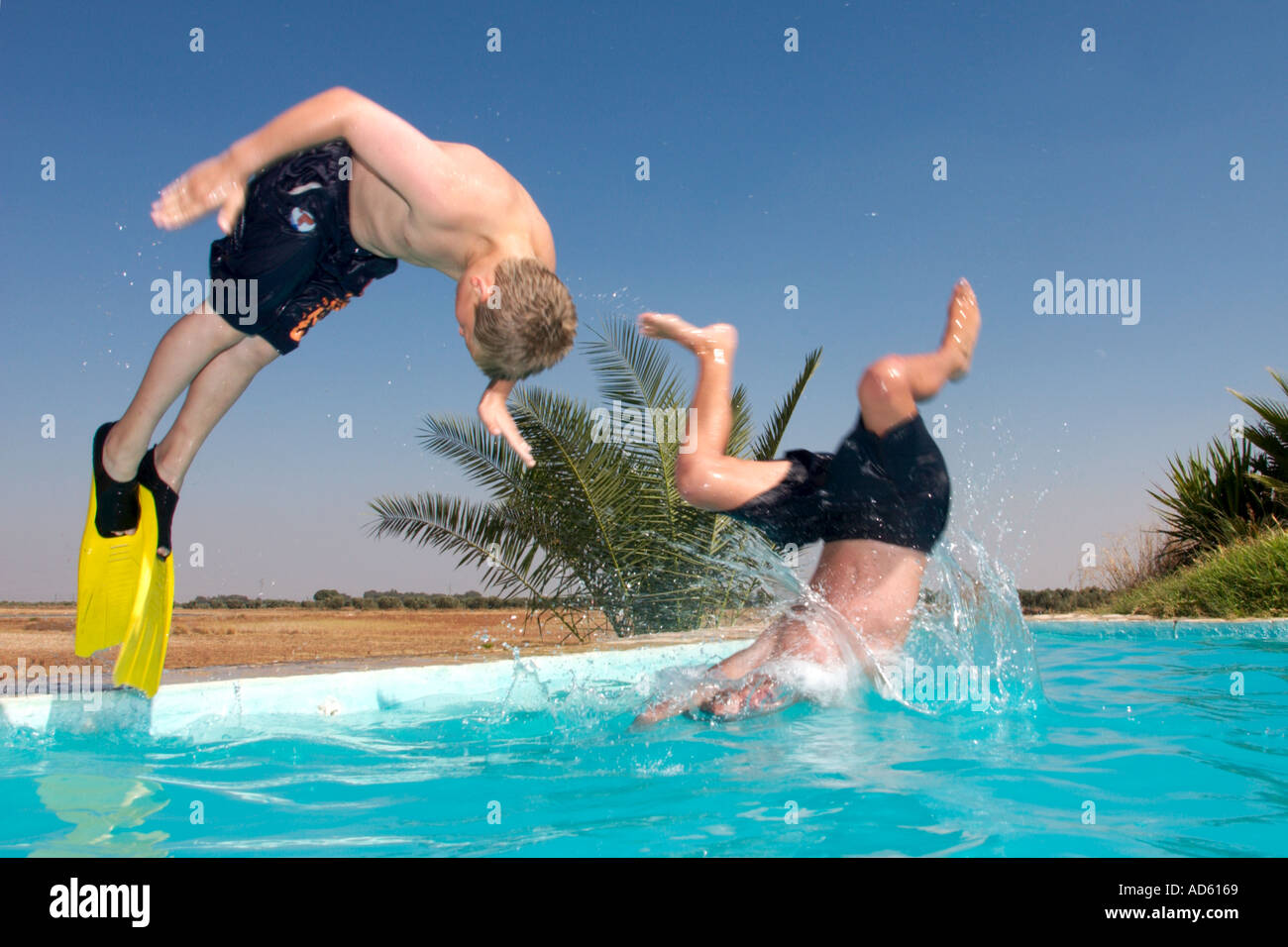 Two boys jumping swimming pool -Fotos und -Bildmaterial in hoher ...