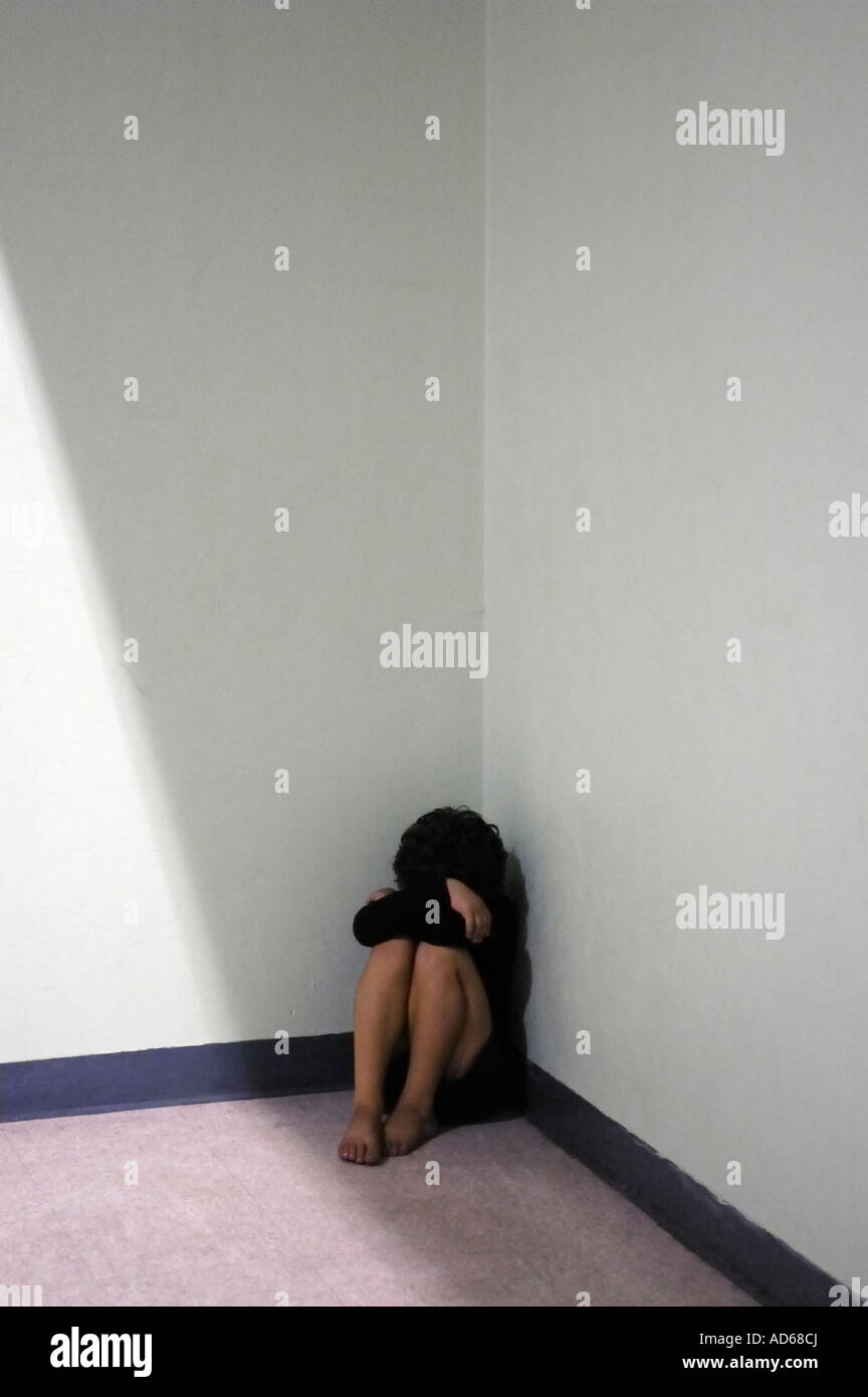 Kind sitzt in der Ecke Stockfotografie - Alamy