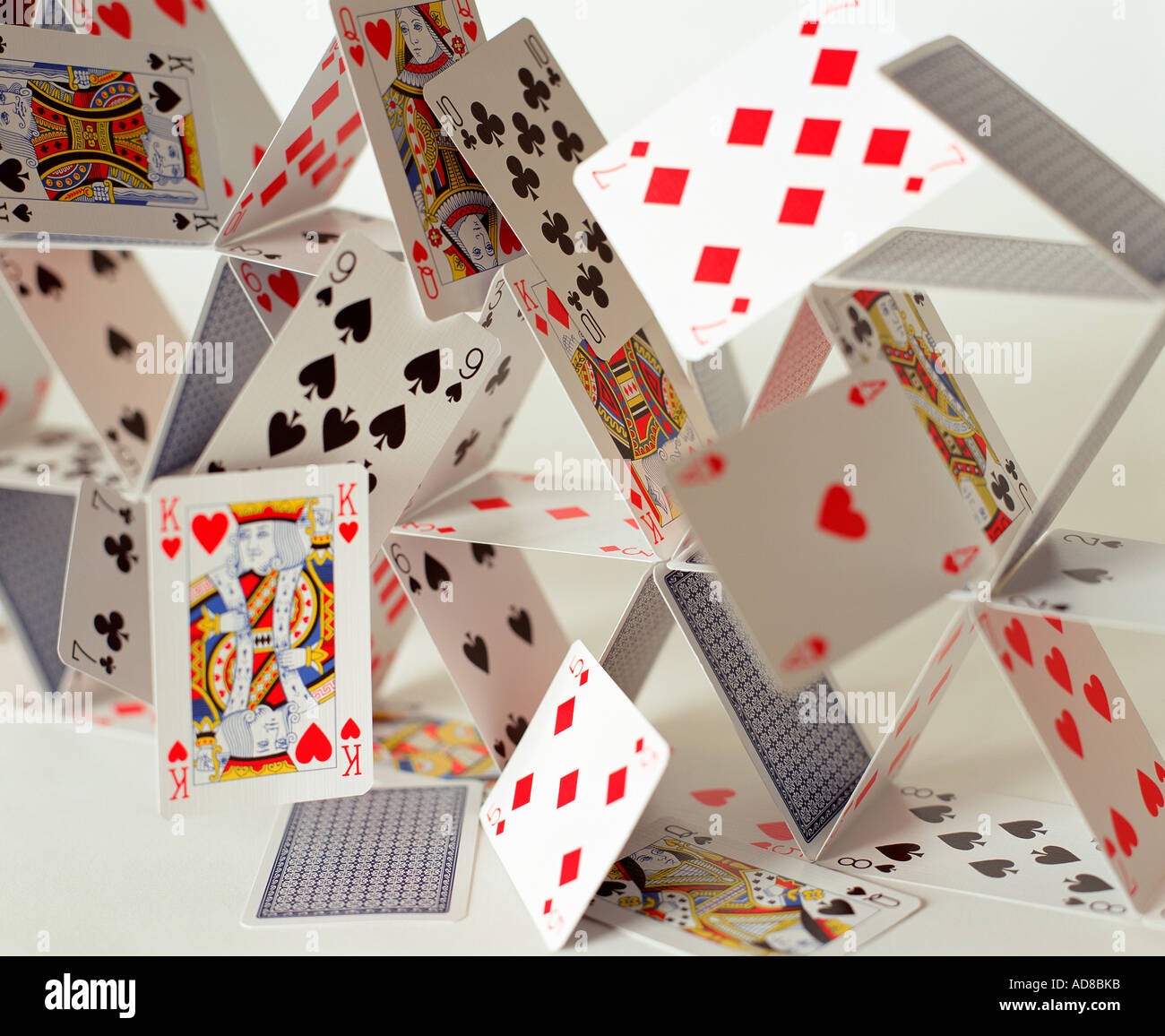 Collapsing playing cards -Fotos und -Bildmaterial in hoher Auflösung ...