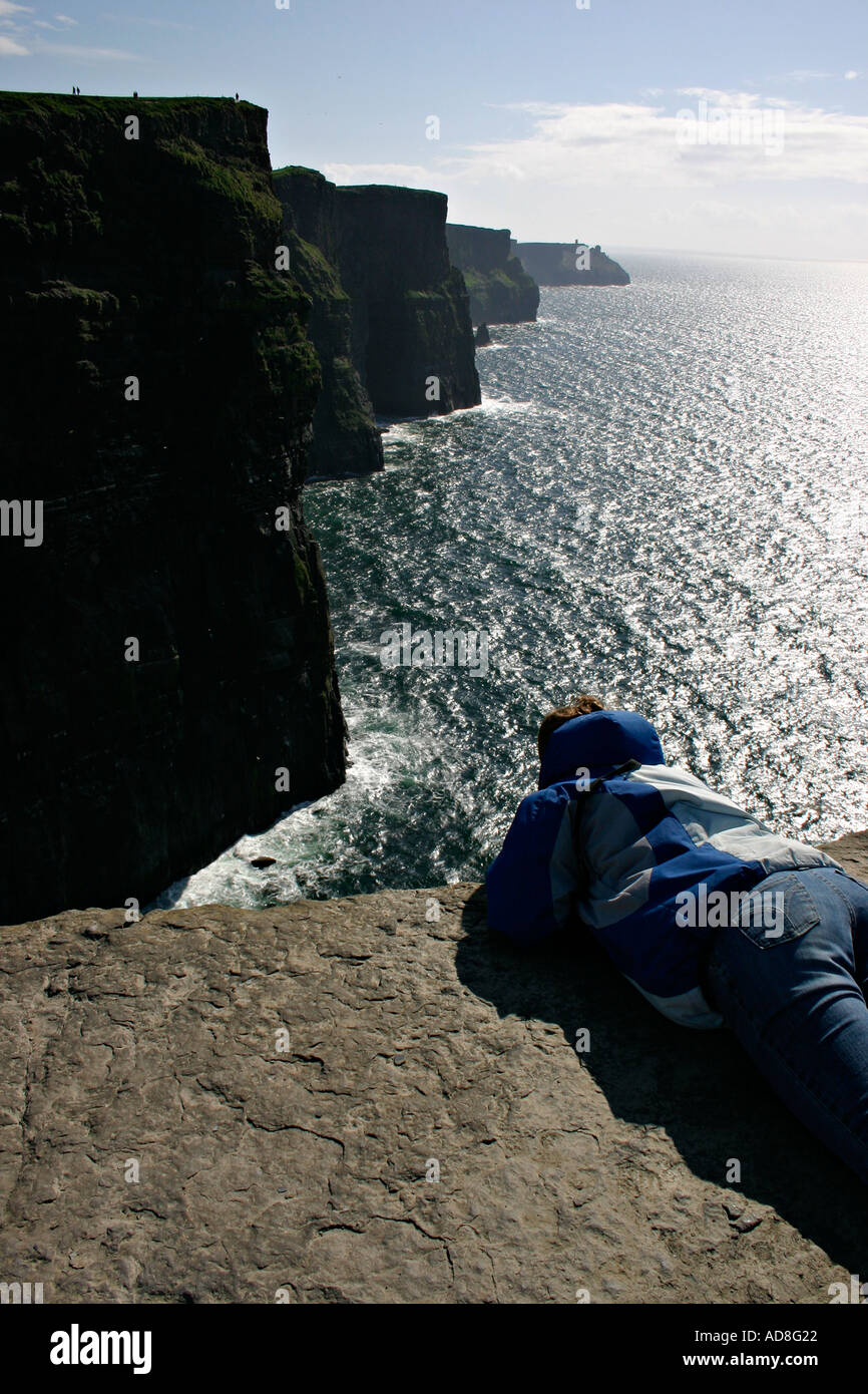 Eine junge Frau nach unten auf dem Bauch nimmt in den Blick auf die ...