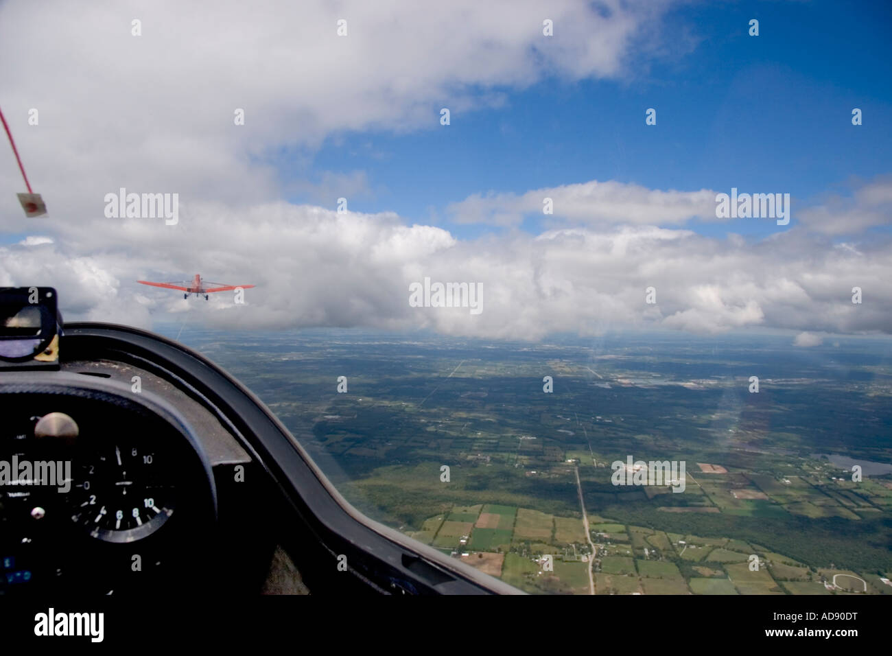 Luftaufnahme aus dem Segelflugzeug Cockpit beim Klettern ...