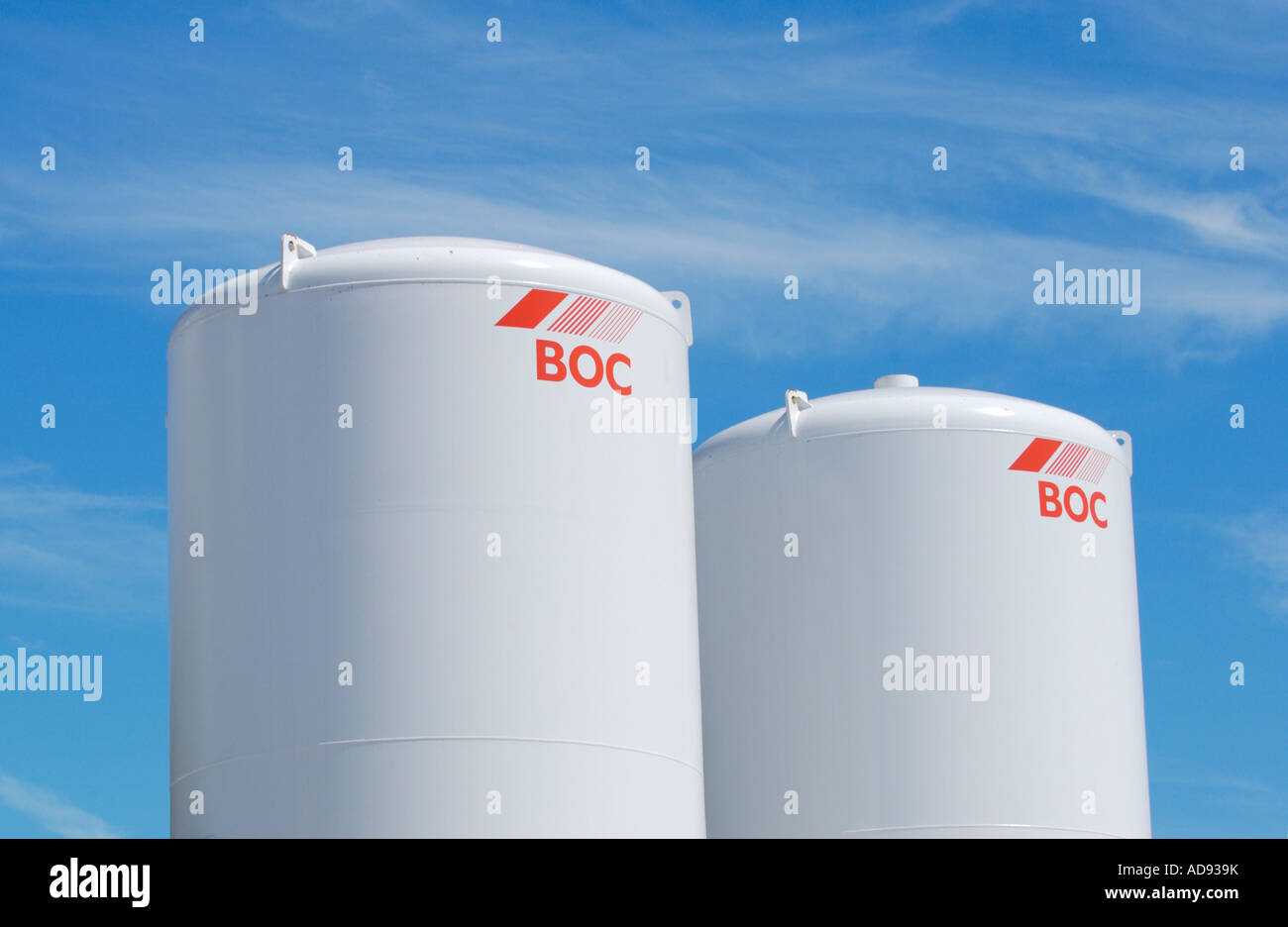 Liquid nitrogen gas tank -Fotos und -Bildmaterial in hoher Auflösung ...