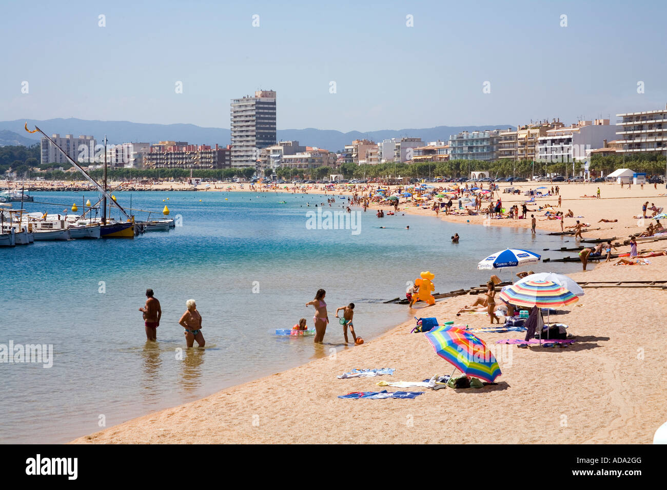 Der Strand und die Stadt von Palamos an der Costa Brava in Spanien ...