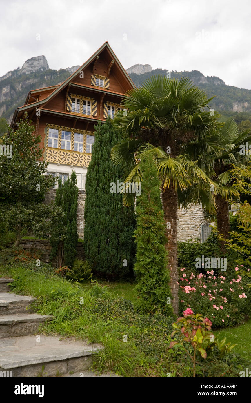 Palmen wachsen vor einem Haus Bauen kleinste Dorf von Uri See Urnersee ...