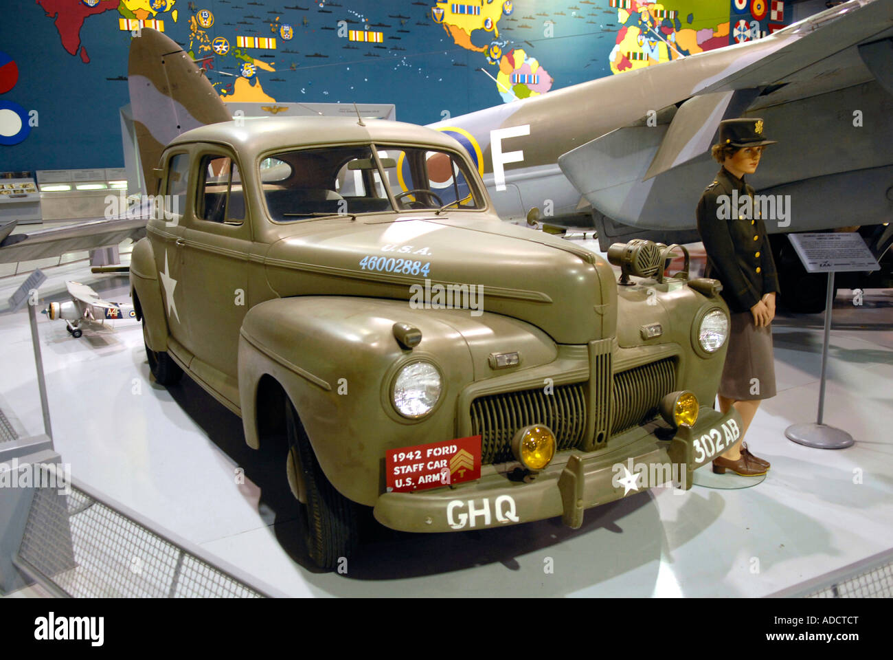 Armee 1942 Ford Stab Auto und Frau s Army Corps Officer s Winter ...