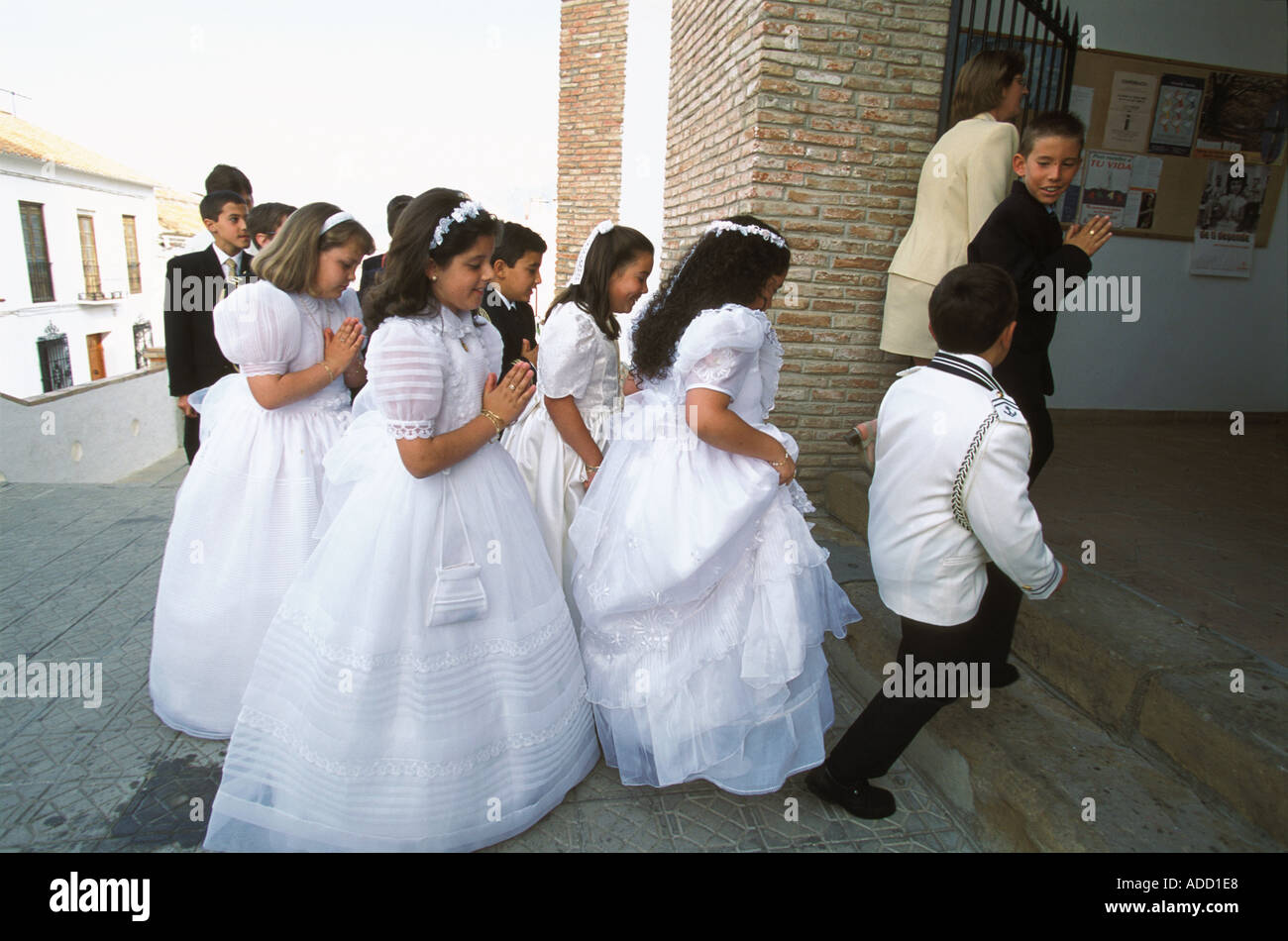 Girls boys wearing communion dresses -Fotos und -Bildmaterial in hoher Auflösung – Alamy