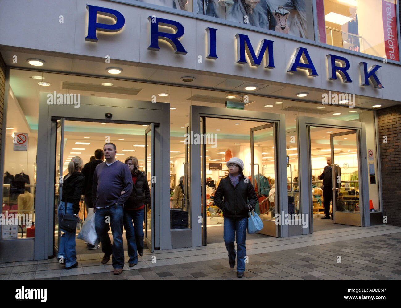 Primark entrance -Fotos und -Bildmaterial in hoher Auflösung – Alamy