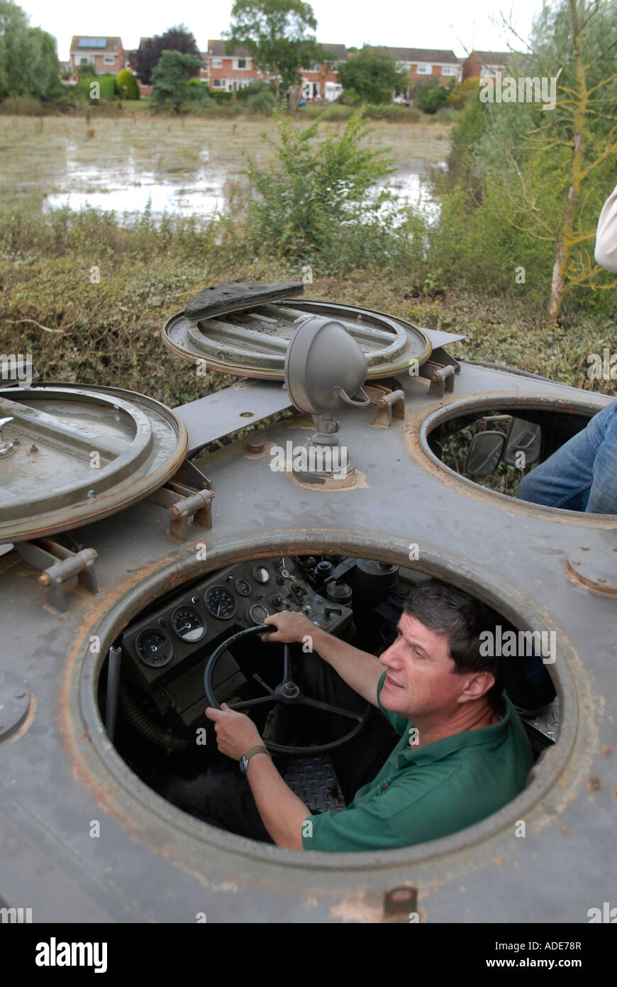 Kevin Lewis aus Jersey seine Alvis Stalwart Amphibienfahrzeug fahren ...