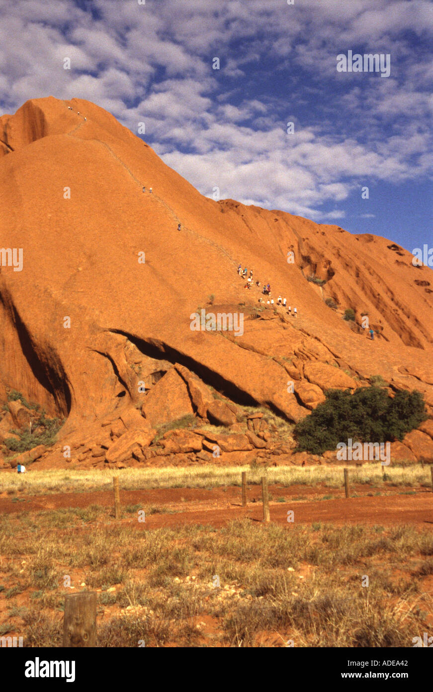 Menschen klettern Ayers Rock Uluru Australien Stockfotografie - Alamy