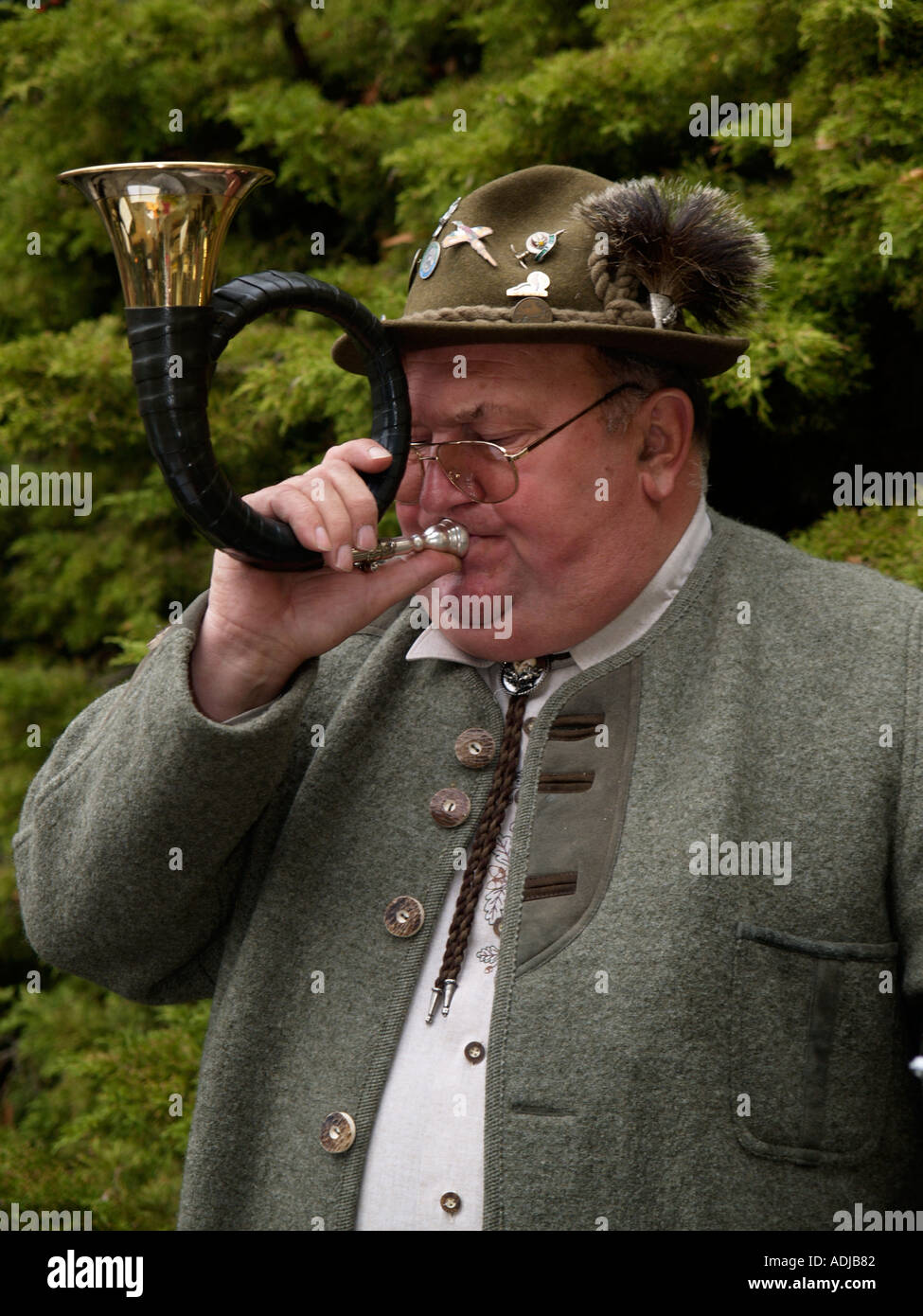 Blowing hunting horn -Fotos und -Bildmaterial in hoher Auflösung – Alamy