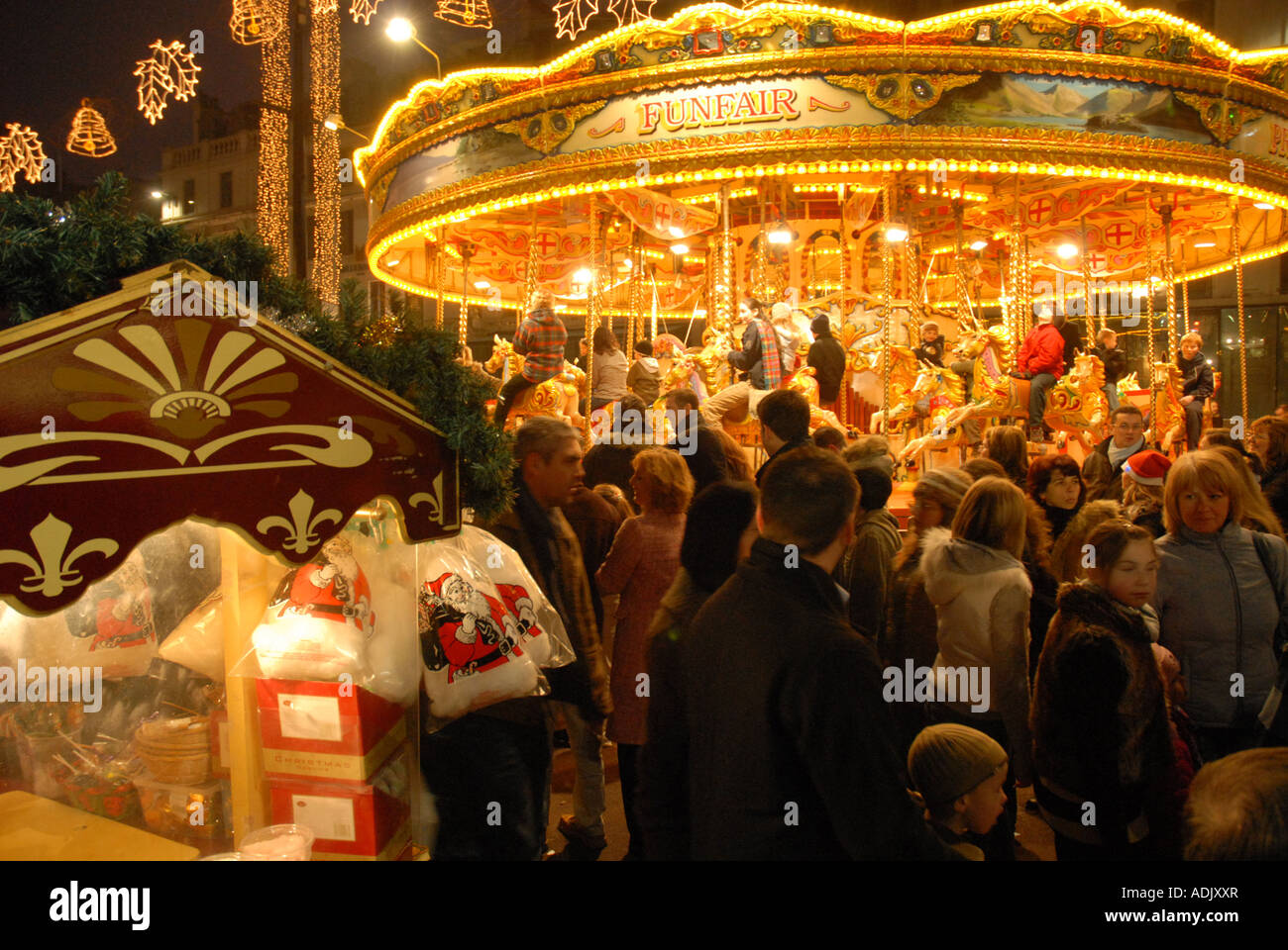 Menschenmassen auf der kirmes -Fotos und -Bildmaterial in hoher Auflösung – Alamy