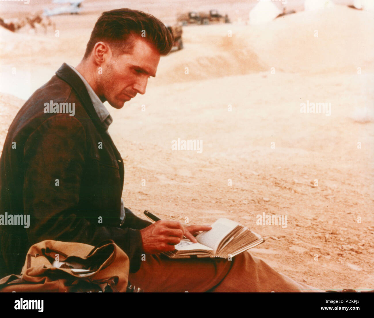 DER englische PATIENT Ralph Fiennes in der 1996 Buena Vista film ...