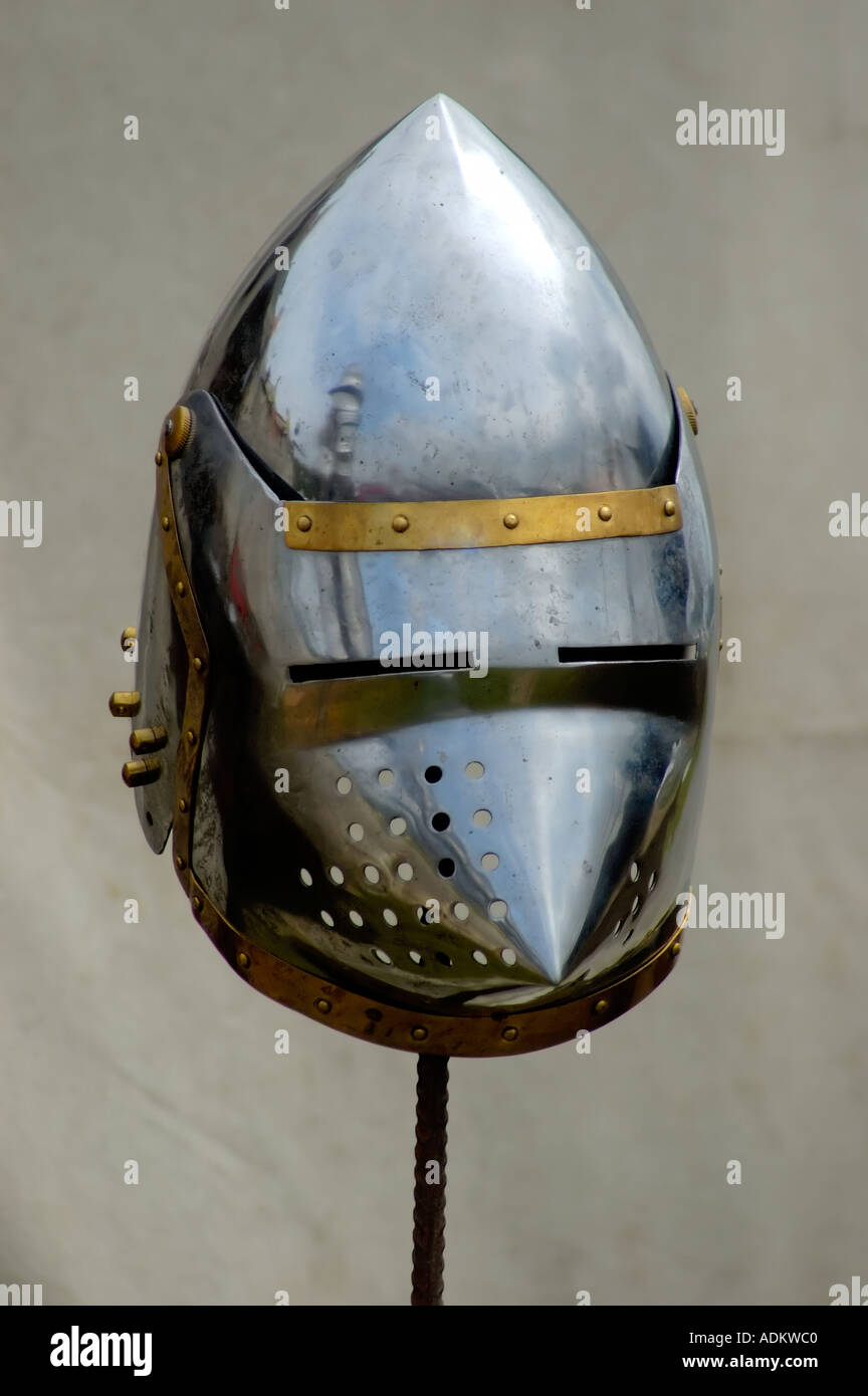Metal helmet -Fotos und -Bildmaterial in hoher Auflösung – Alamy
