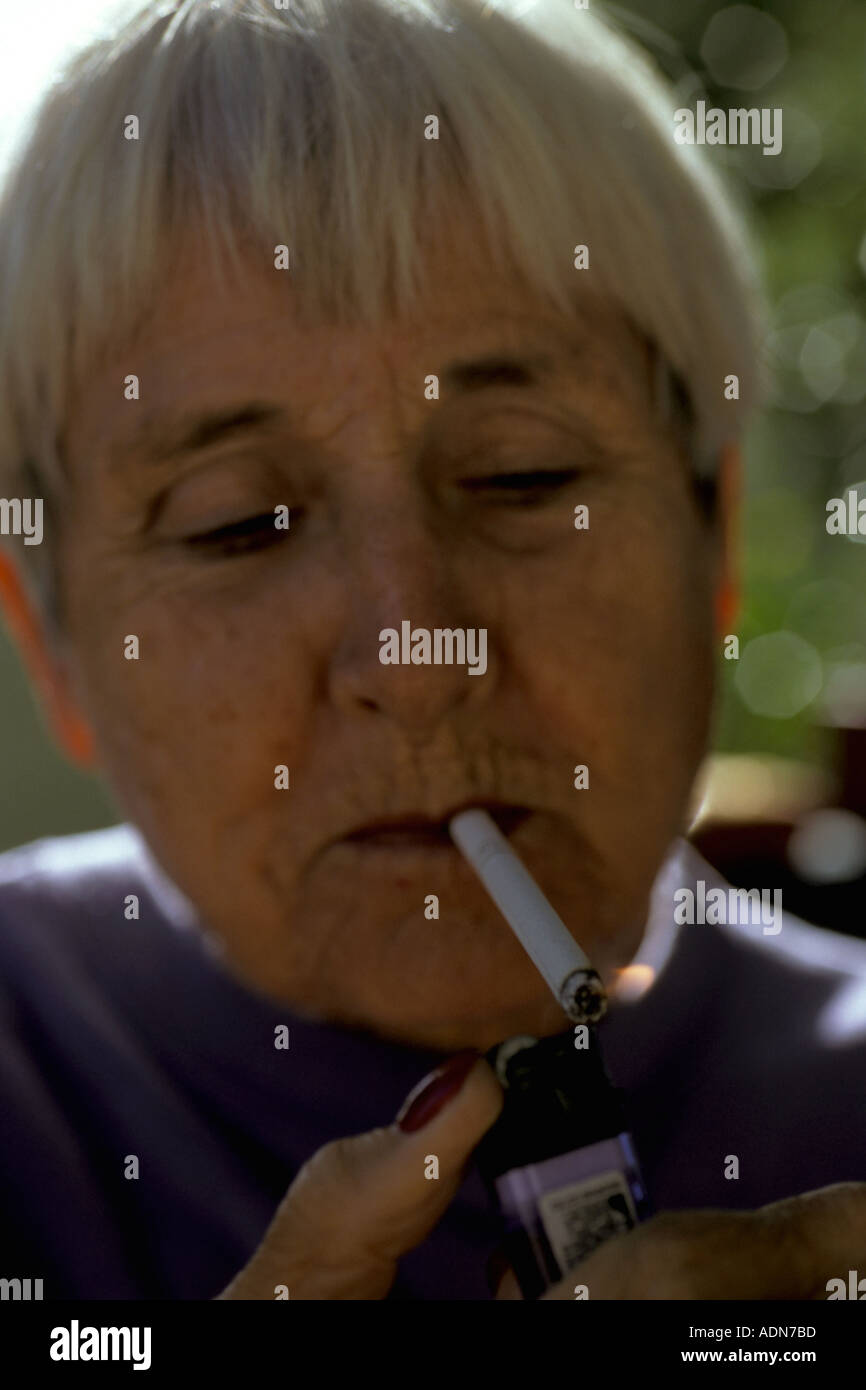 Smoking woman older -Fotos und -Bildmaterial in hoher Auflösung – Alamy