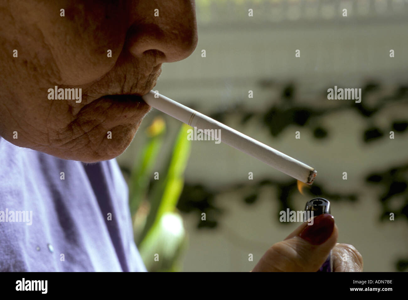 Smoking woman older -Fotos und -Bildmaterial in hoher Auflösung - Seite ...