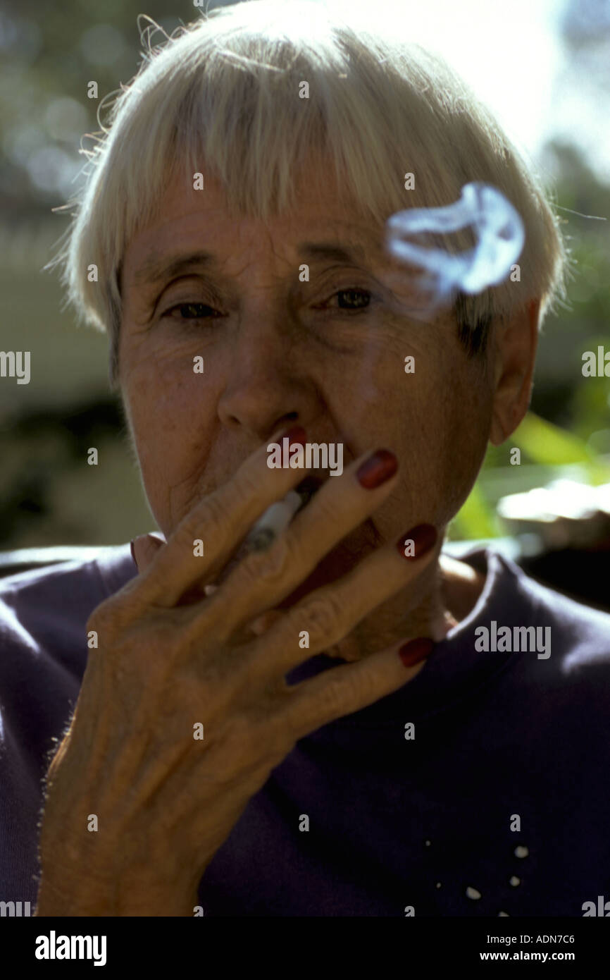 Smoking woman older -Fotos und -Bildmaterial in hoher Auflösung - Seite ...