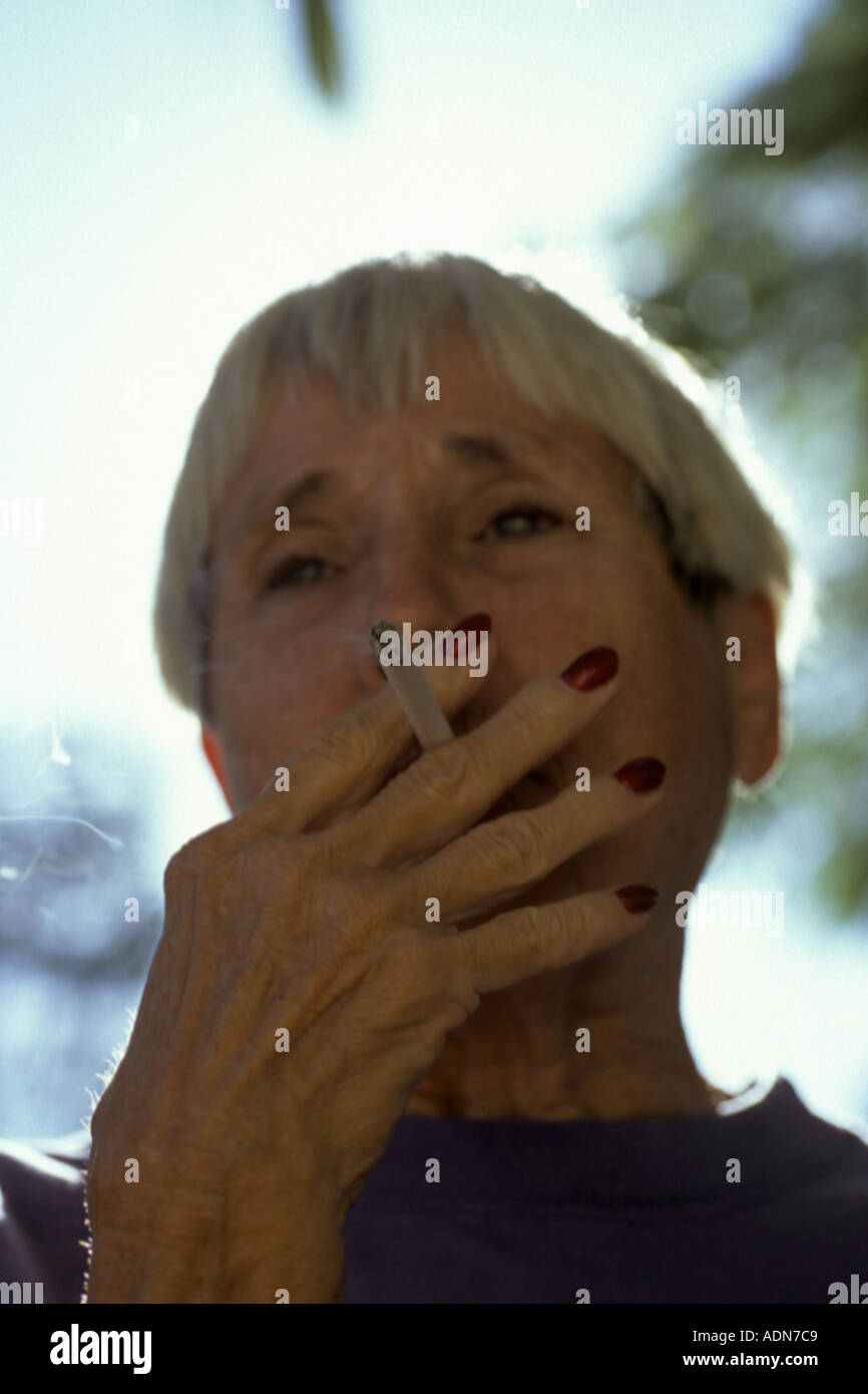ältere frau rauchen -Fotos und -Bildmaterial in hoher Auflösung - Seite ...