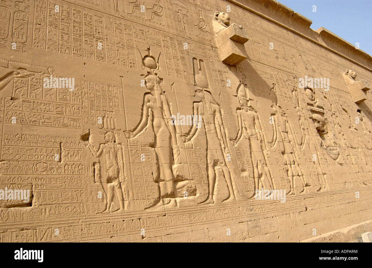 Die südliche Außenwand Relief zeigen Kleopatra VII. und Kaiserschnitt ...